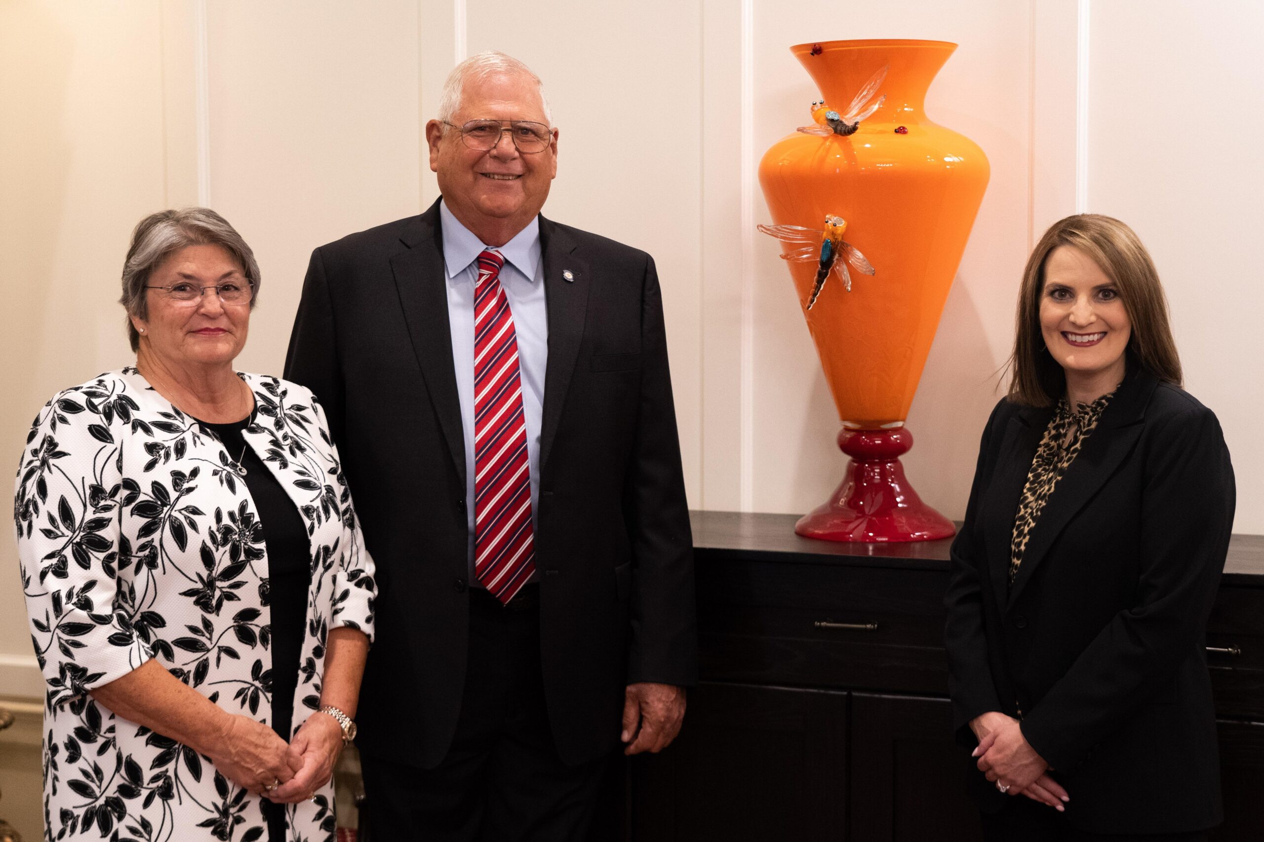 Senator Allen and wife Nikki donate glass sculpture to Senate